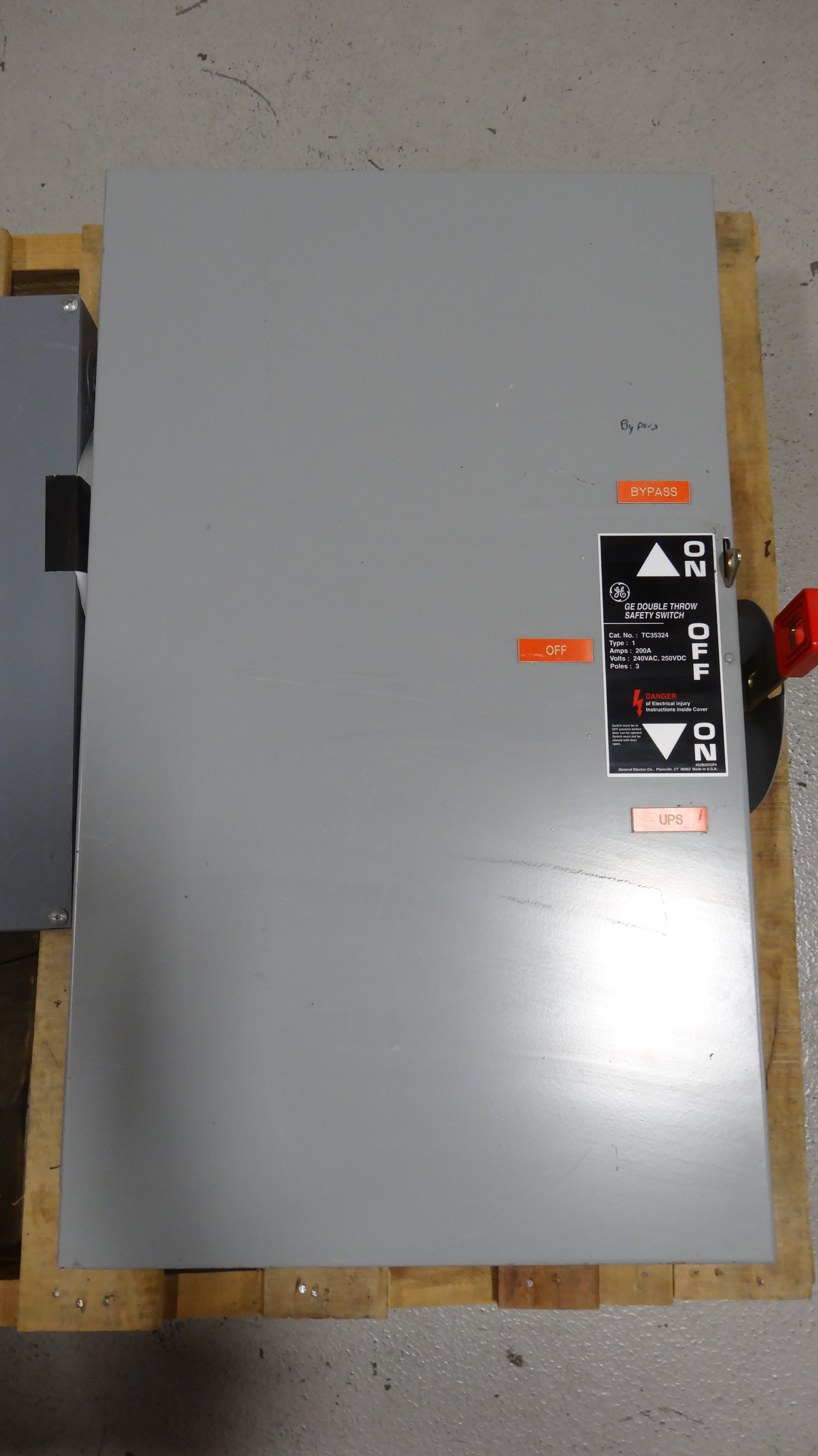 GE TC35324 200A 240VAC 3-Phase Enclosed Double Throw Safety Switch ...