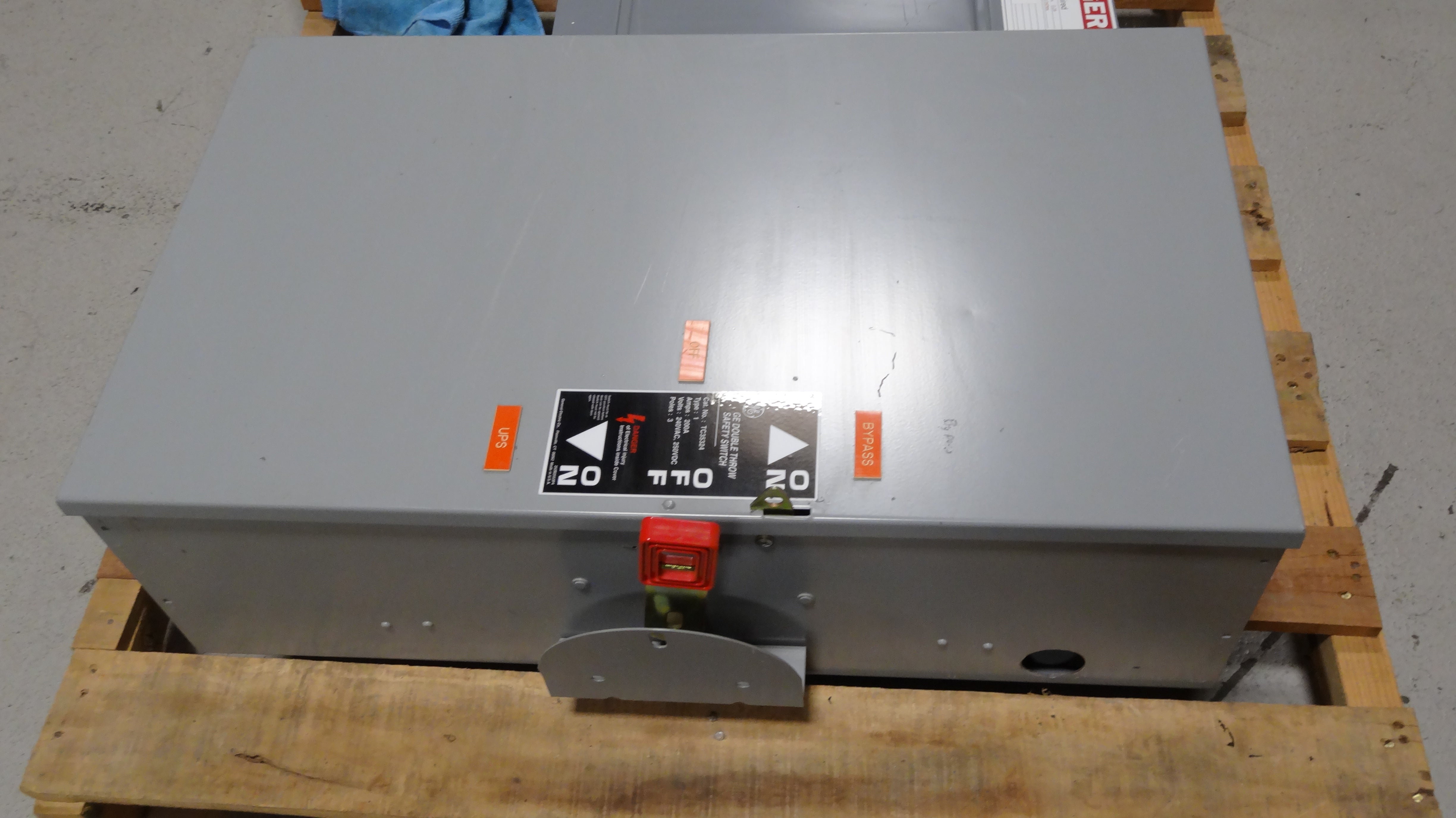 GE TC35324 200A 240VAC 3-Phase Enclosed Double Throw Safety Switch ...